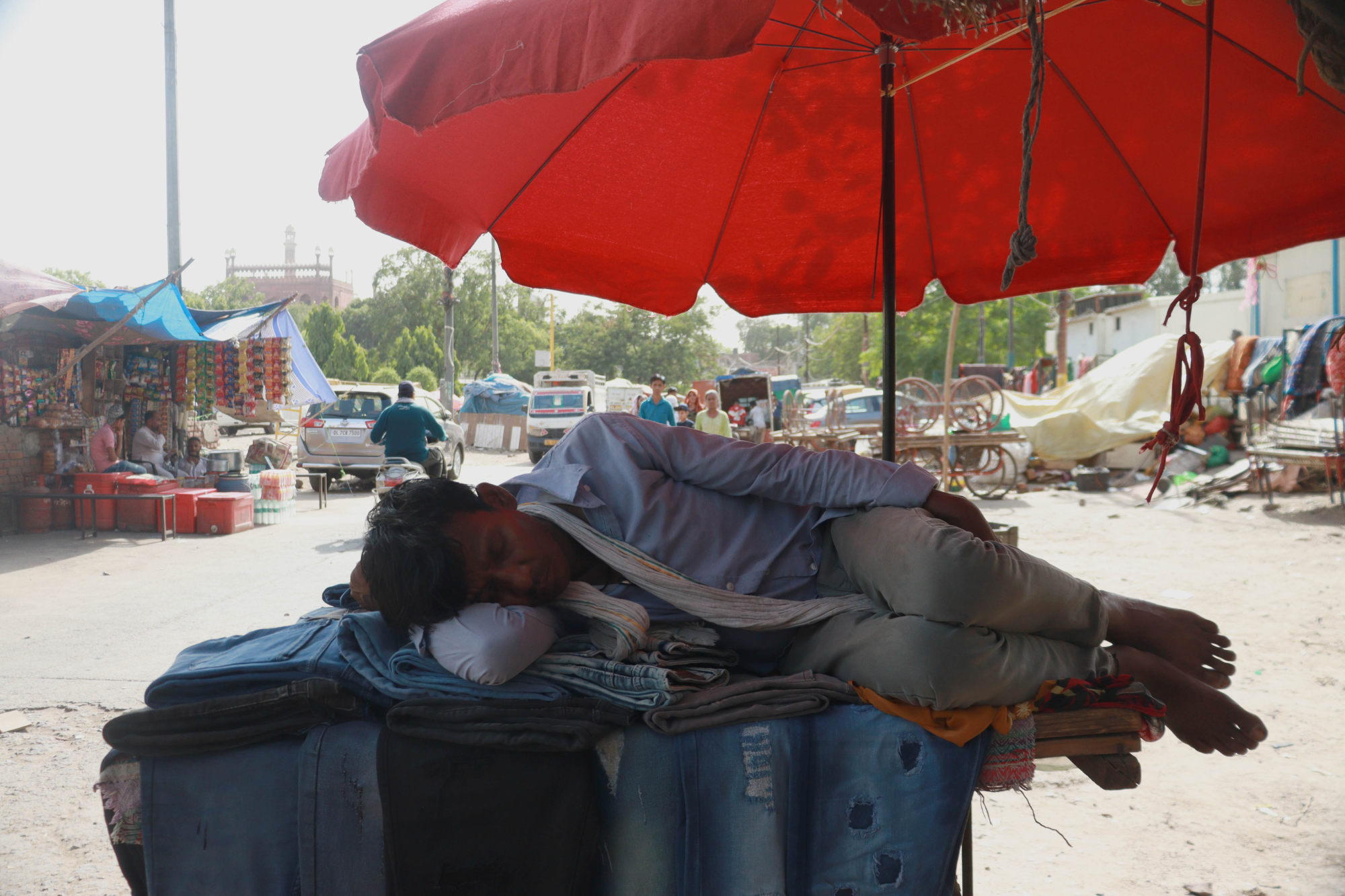 India’s merciless heat torments New Delhi’s homeless: ‘sun burns down ...