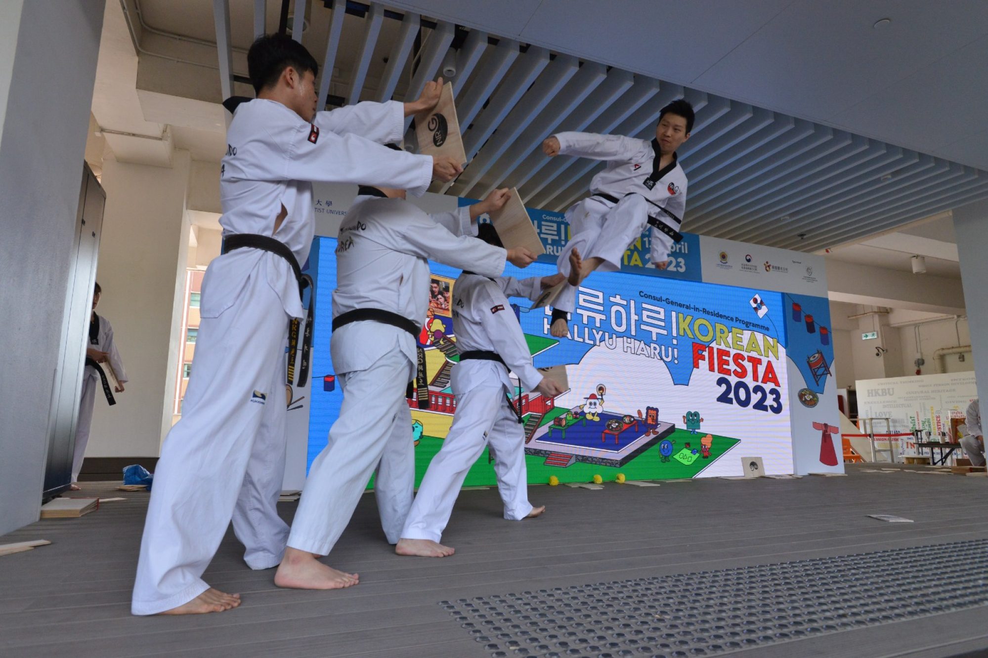 Chinese sanda vs Korean taekwondo: Asian martial arts both built on ...