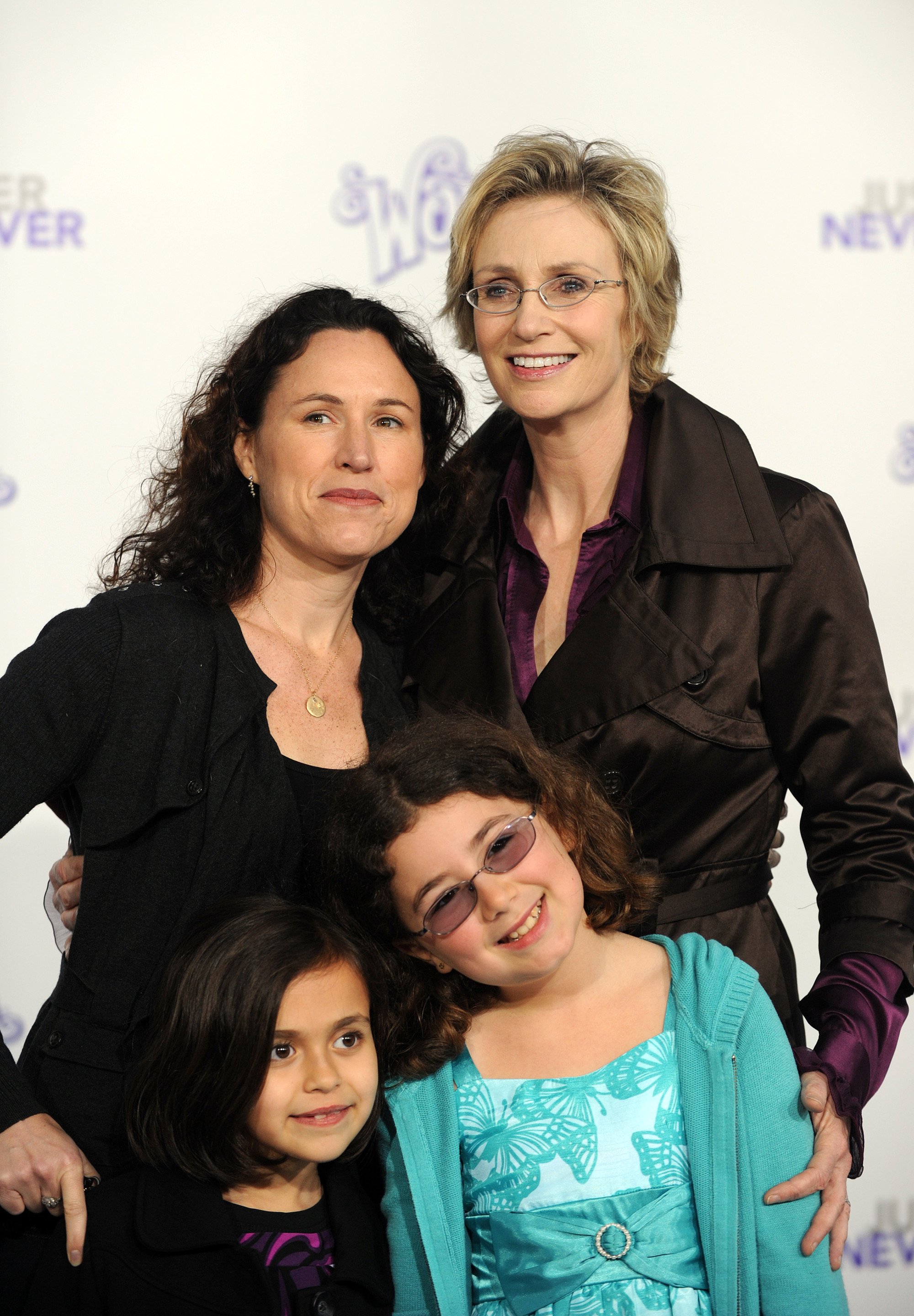 Who is Jane Lynch’s low-key screenwriter wife Jennifer Cheyne? The Glee ...