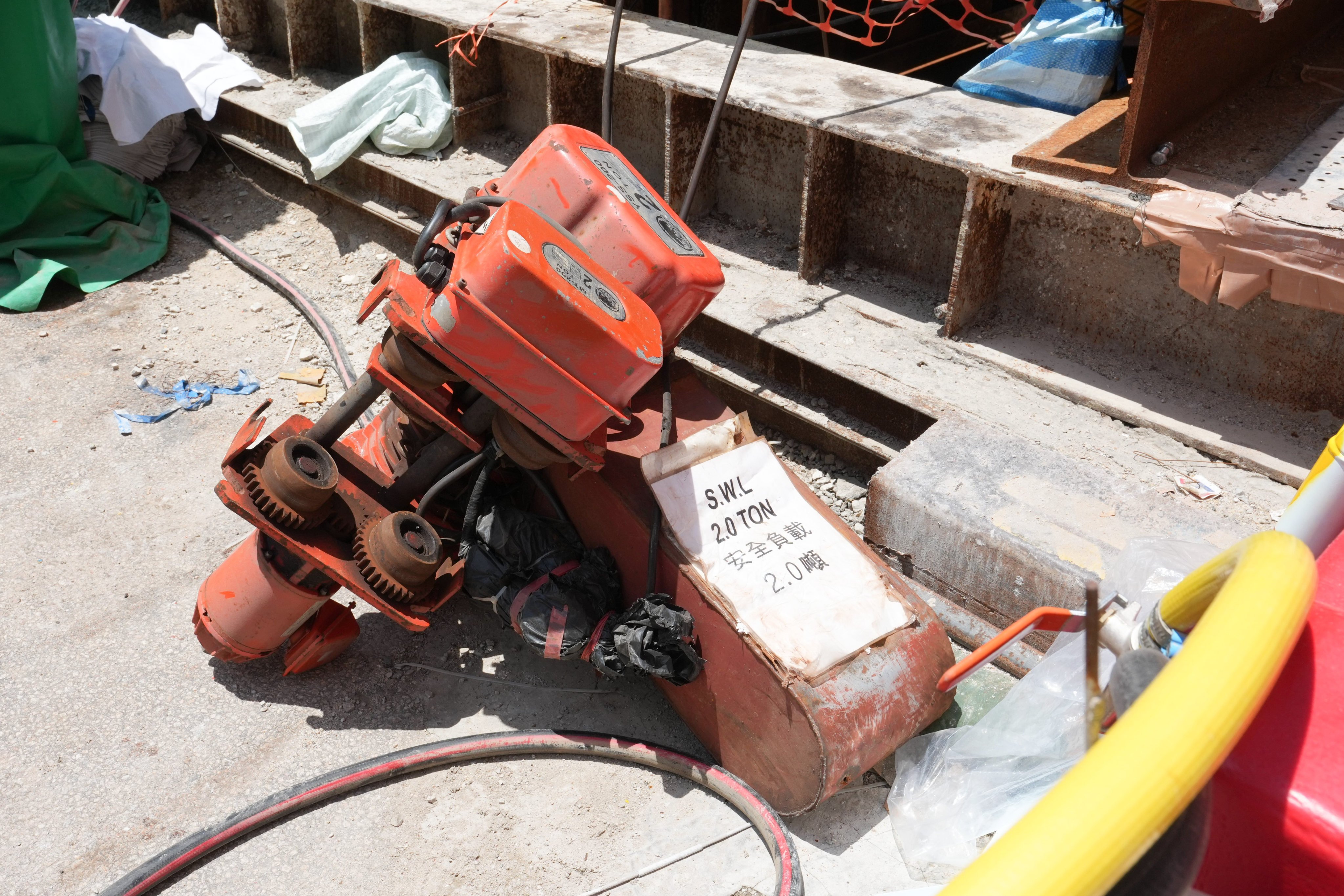 Construction worker struck by falling chain hoist in critical condition ...