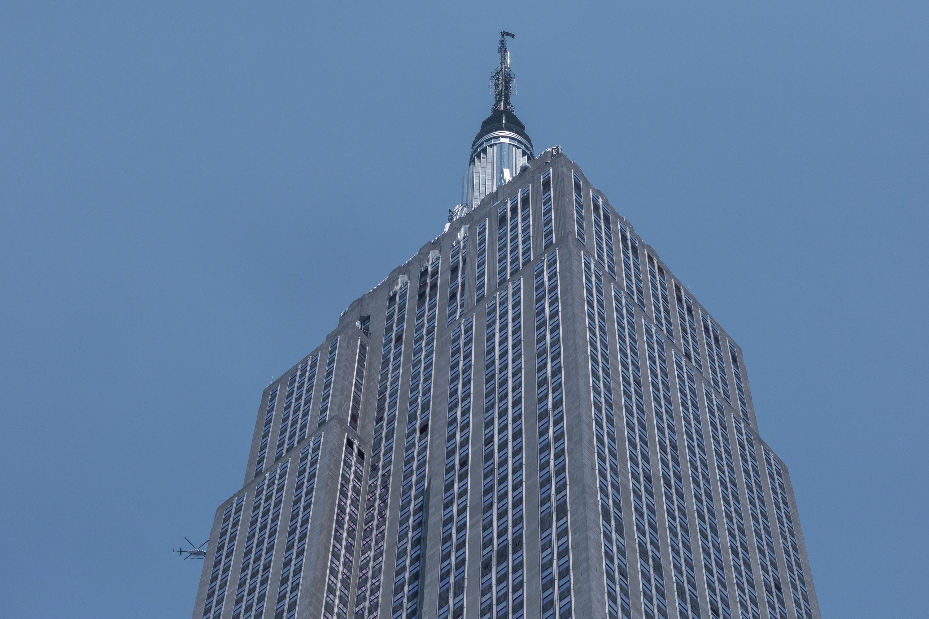 Russian daredevils scale Empire State Building for proposal stunt, then ...
