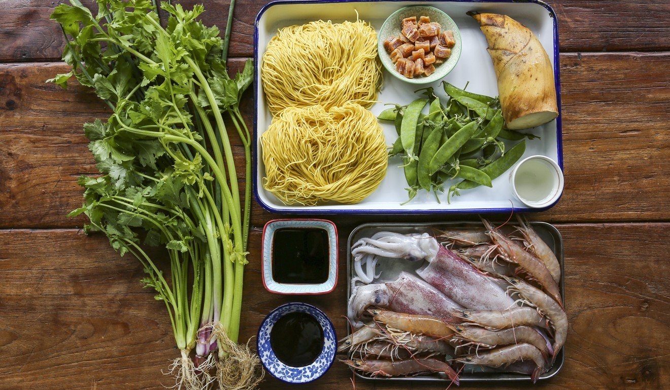 How to make chow mein with seafood and vegetables – a simple, versatile ...