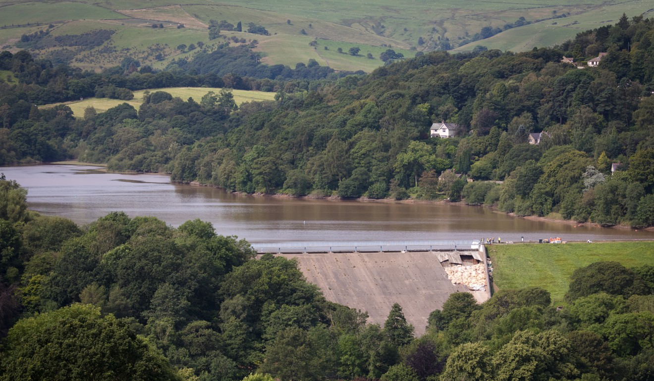 Helicopter drops sandbags onto ‘dodgy’ UK dam as emergency workers try ...
