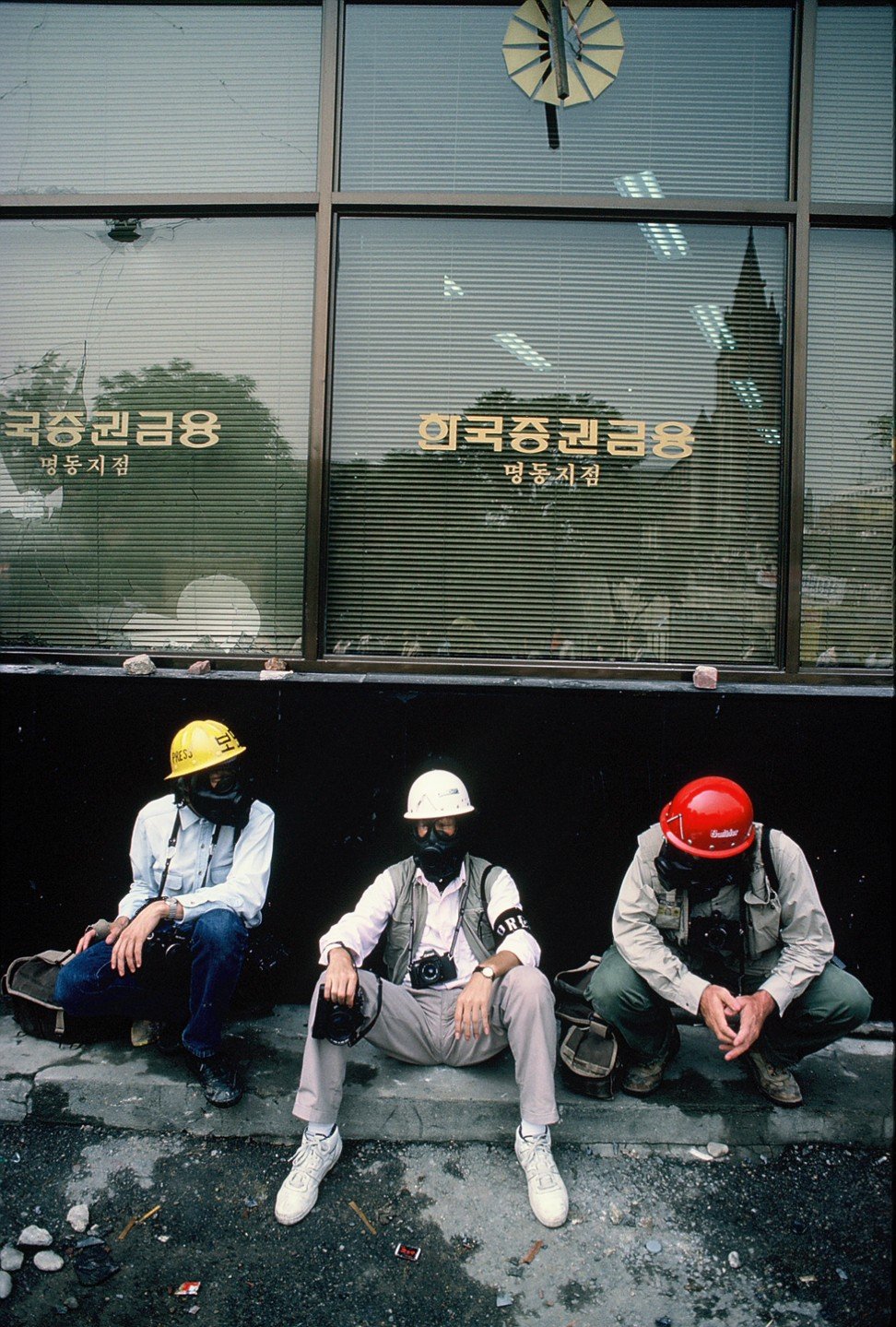 Tiananmen Square Tank Man photographer Charlie Cole dies in Bali ...