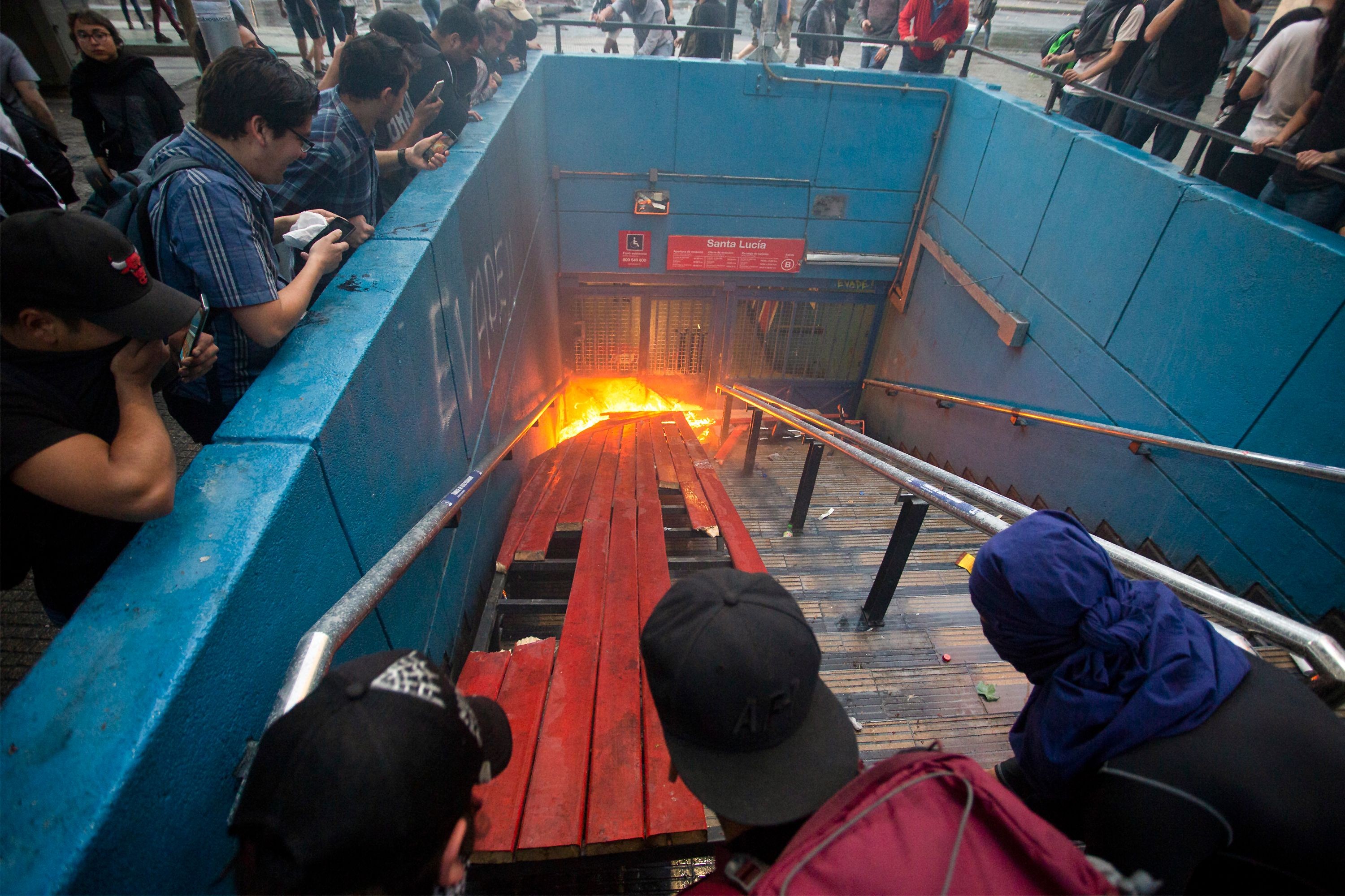 Chaos in Santiago as Chileans riot over hikes to public transport fares ...