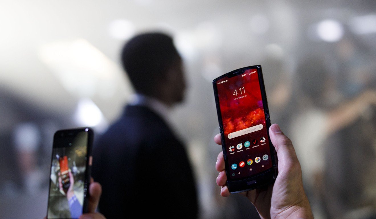 Motorola revives its 2000s flip phone, the Razr, but its price may make ...