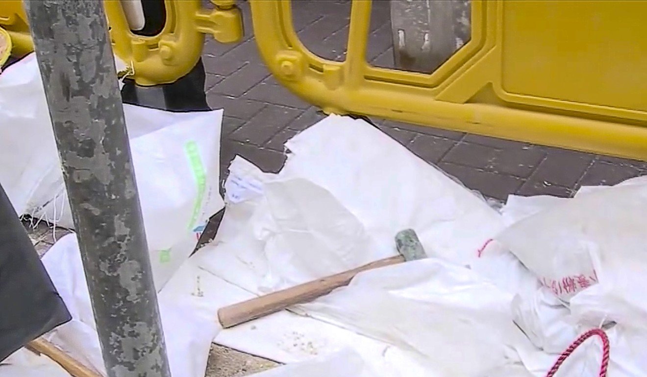 Robbers wielding axes and hammers steal HK$1 million in gold from Hong ...