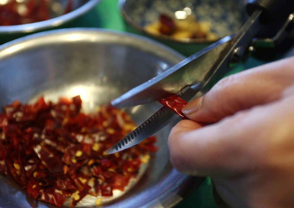 How to make cold noodles with Sichuan shallot and garlic chilli sauce ...