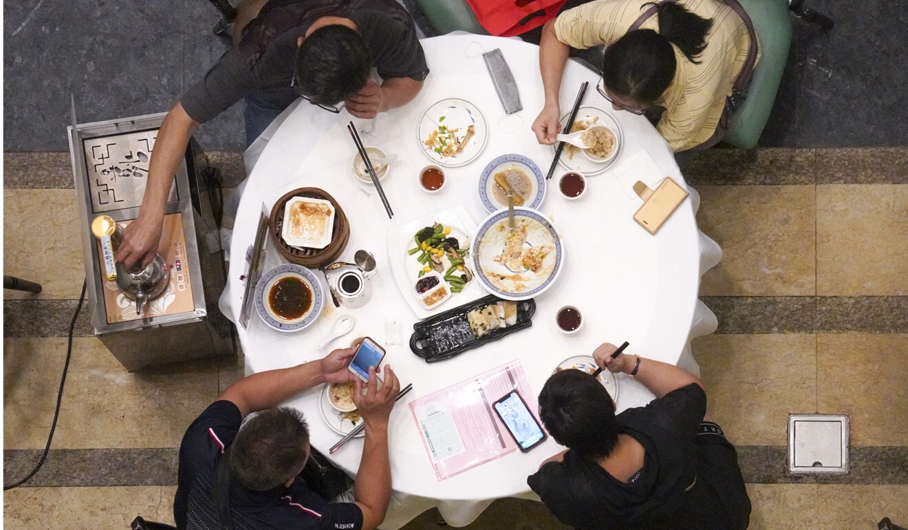 Hong Kong restaurants skirting seating limits with plastic barriers at ...