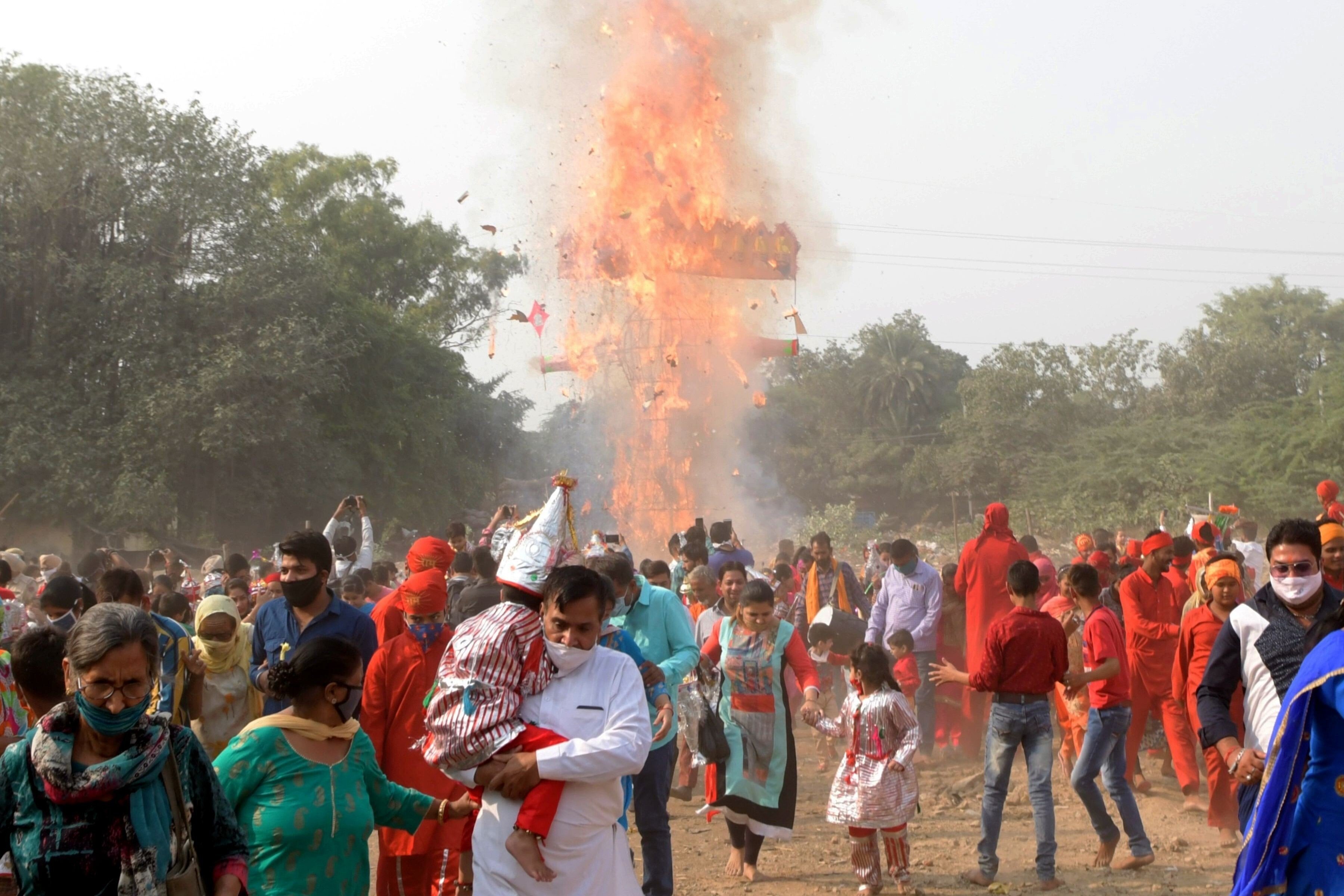 Pollution in India’s capital worsens as Hindus burn effigies during ...