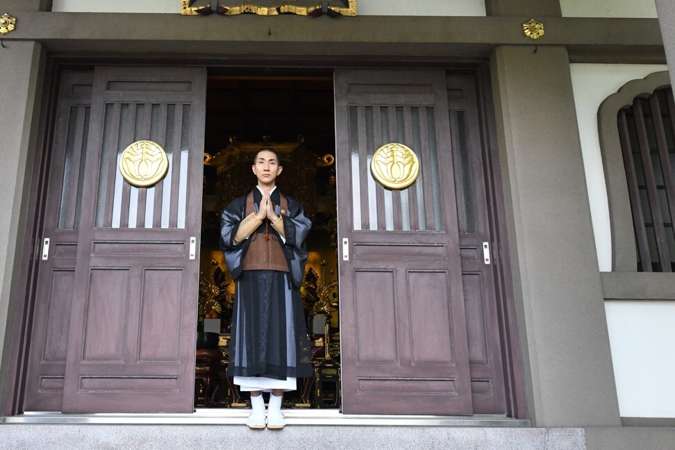 This gay Buddhist monk is a make-up artist, has an Instagram account ...