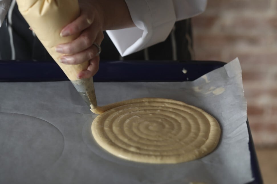 How to make a white chocolate and green tea mousse cake with fresh ...