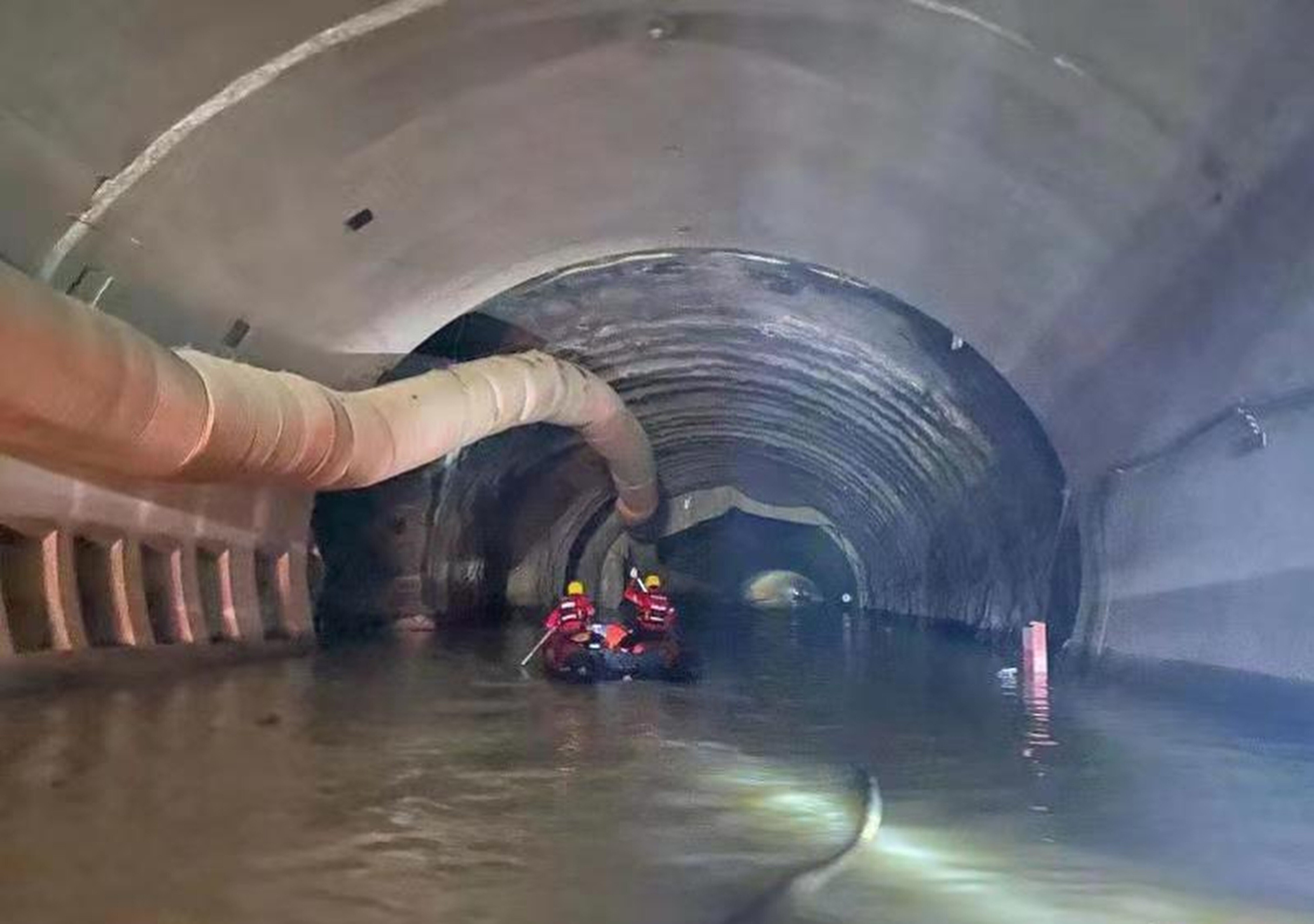14 anak ccp trapped in flooded tunnel..kesian