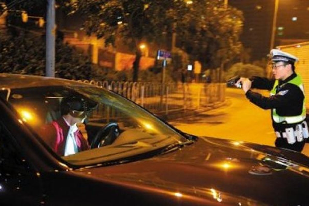 Guangzhou traffic police officer points gun to halt speeding driver ...