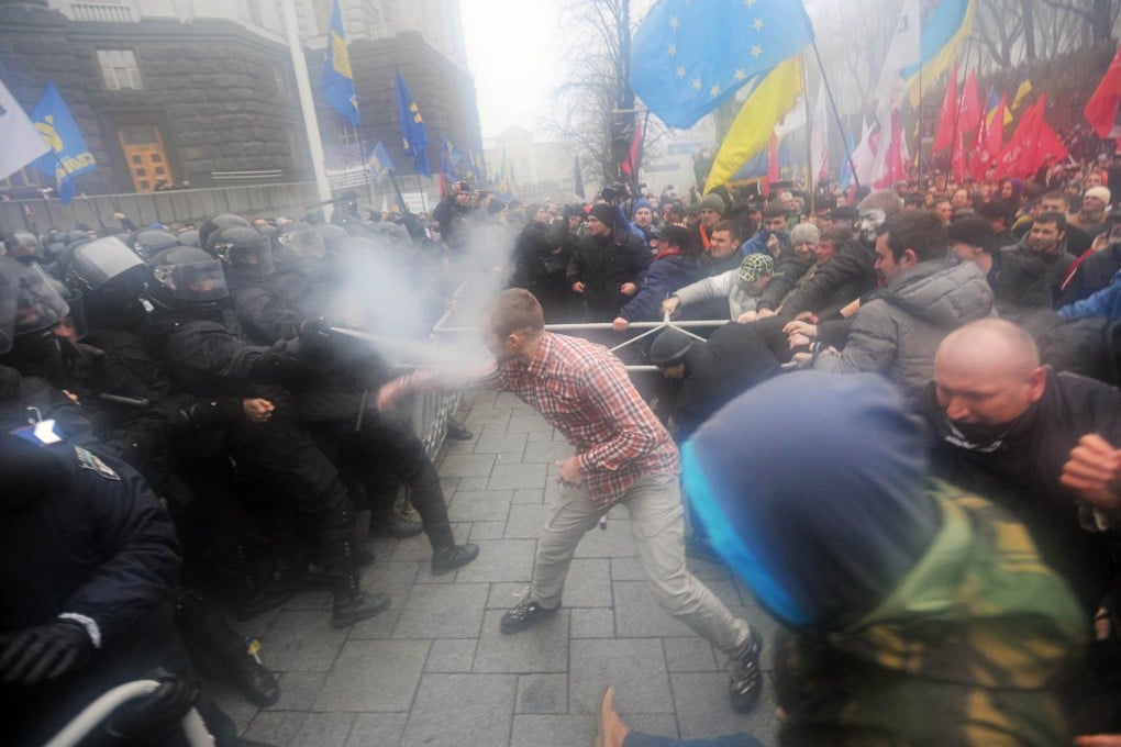 Kiev demonstration turns violent as protesters demand Ukraine signs EU ...