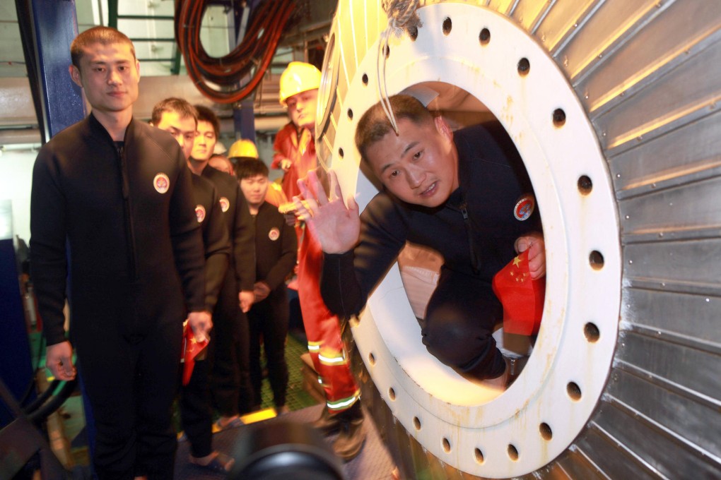 Salvage divers set new Chinese record at 300 metres below the South ...