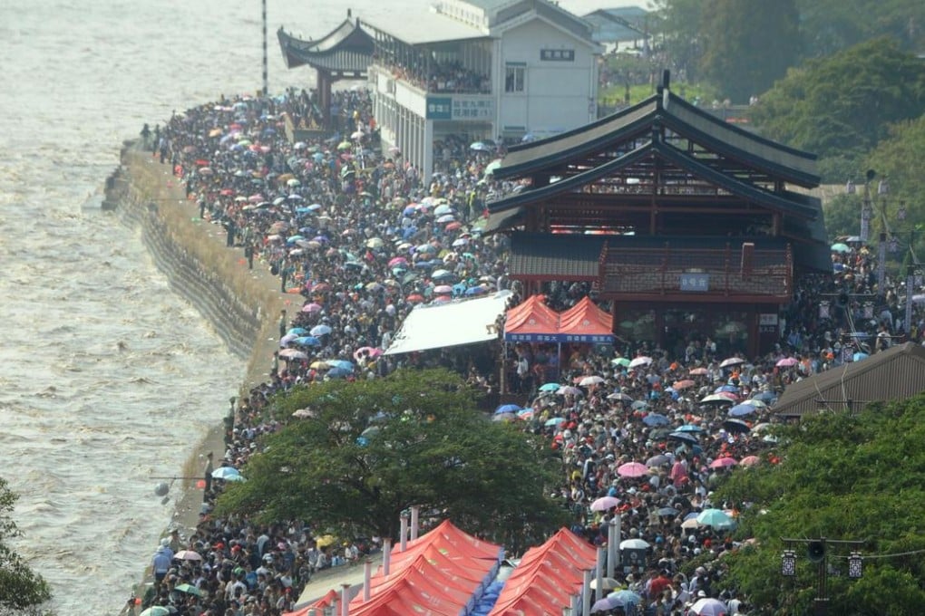Over 100,000 mainland Chinese tourists squeeze onto tiny Gulangyu ...