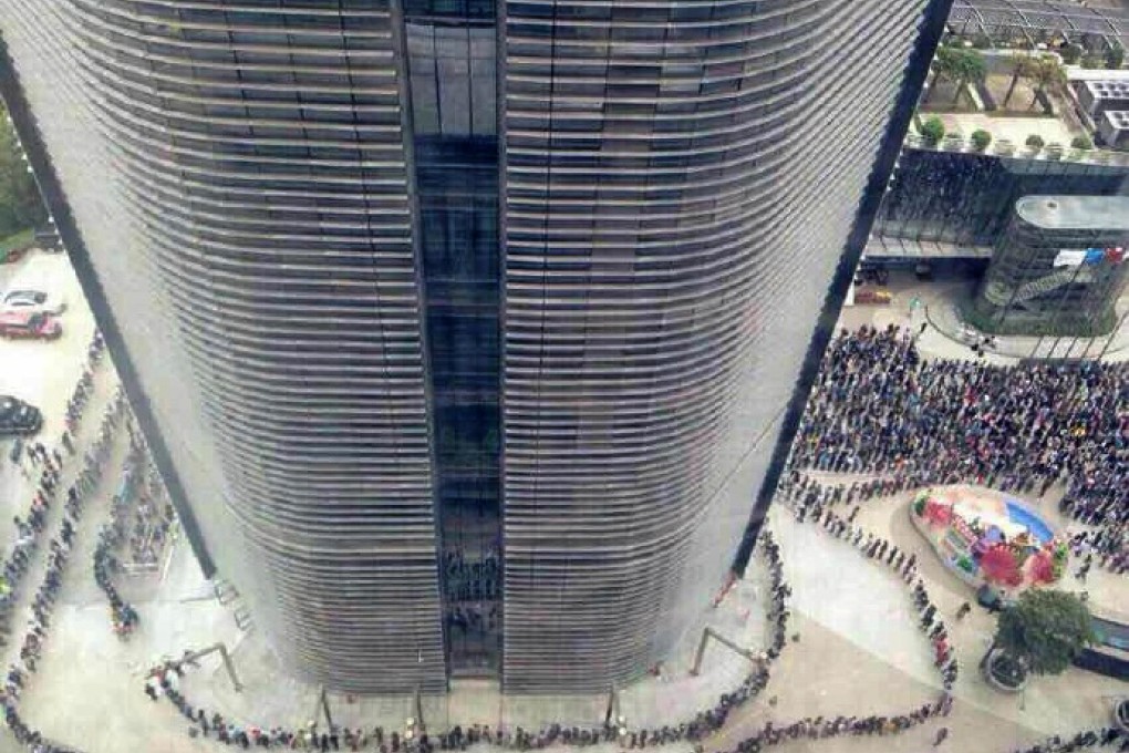 Queue stretches around building as Tencent boss hands out Lunar New ...