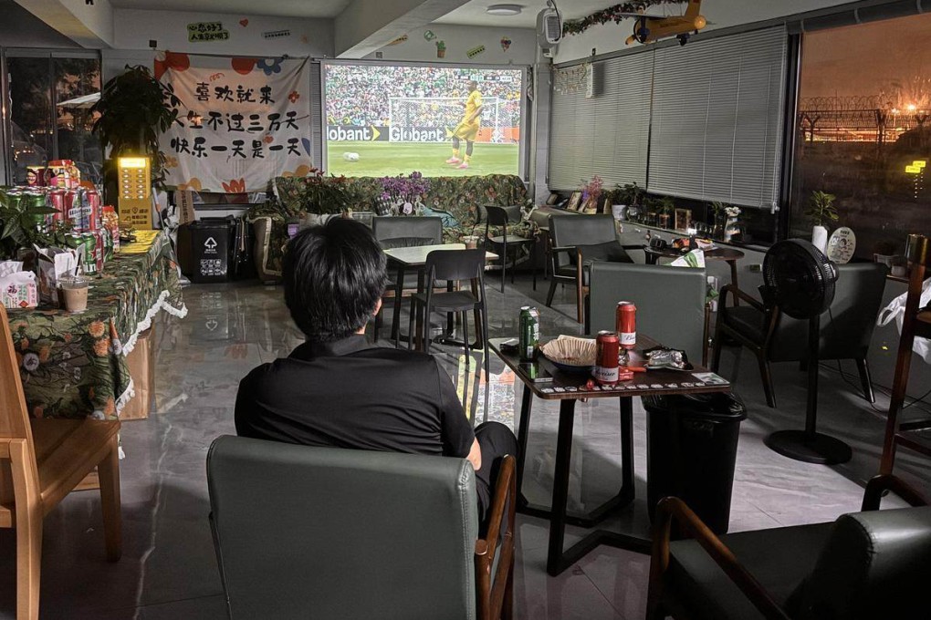 Chinese coffee shop owner has lonely start to World Cup, fan kisses ...
