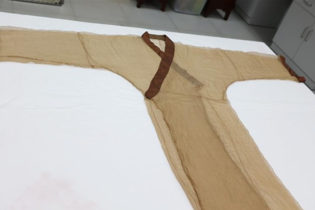 2,000-year-old see-through Chinese gown, the world’s lightest silk ...