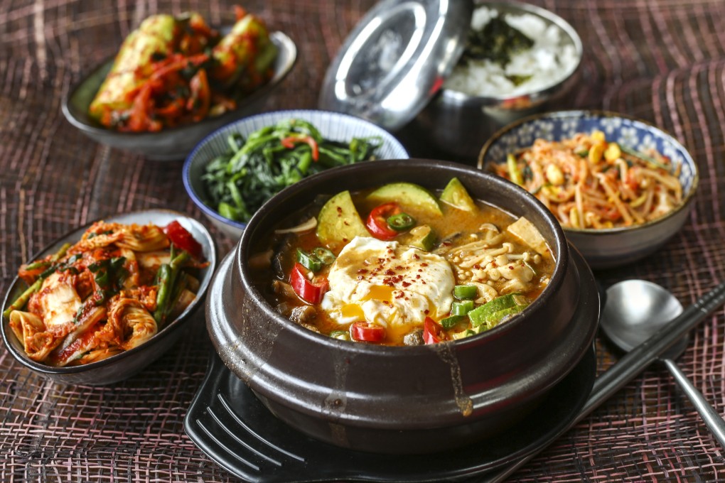 How to make a vegetarian version of Korean chigae soup with a kick of ...