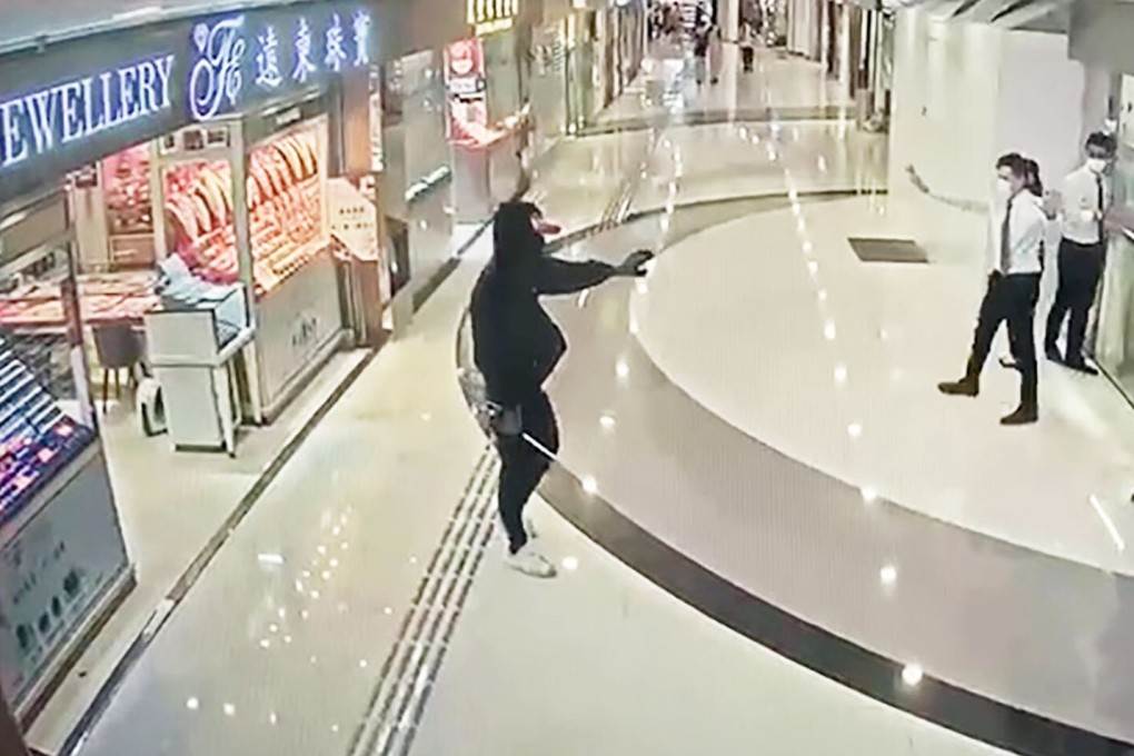 Seven men arrested over robbery of HK$1 million in gold from jewellery ...