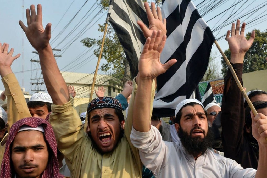 Thousands attend funeral of Pakistani who killed secular governor who ...