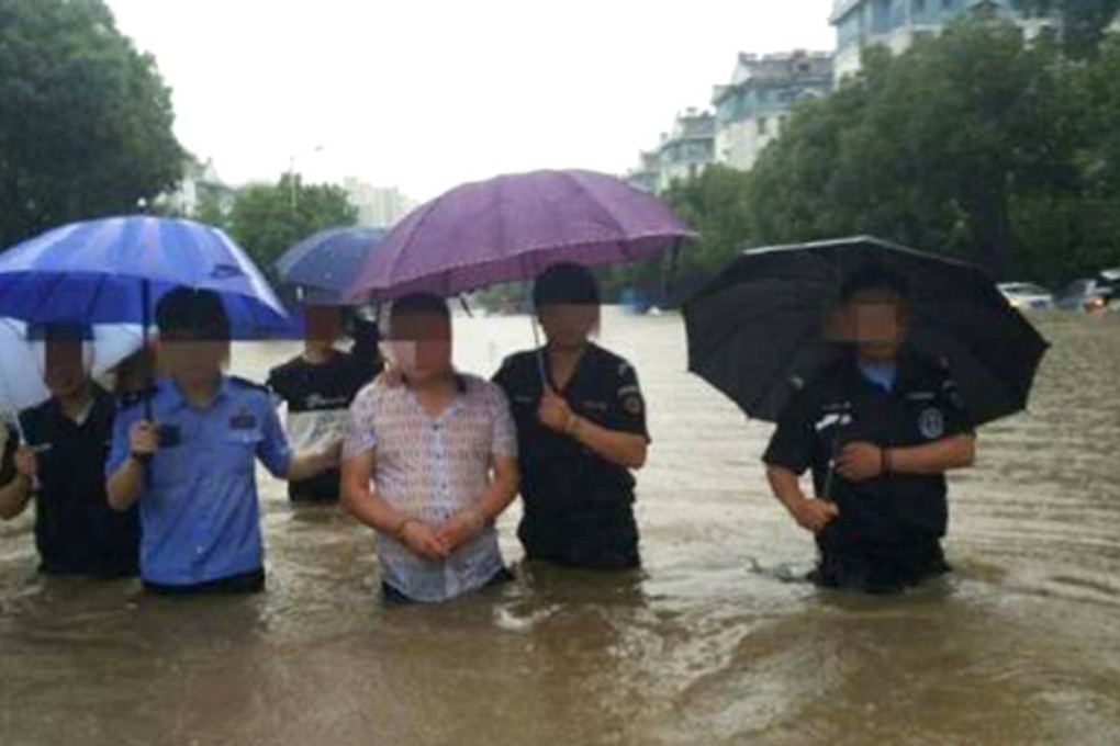 Chinese suspect recreates crime scene with police ... up to his waist ...