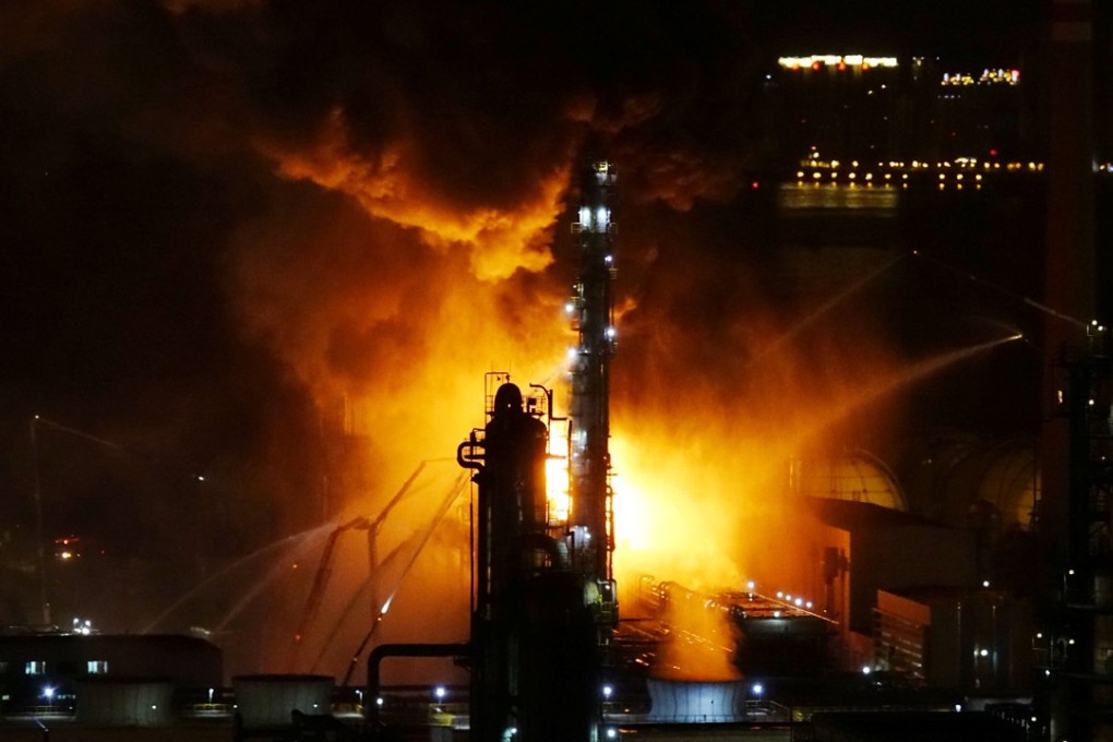 Hundreds of firefighters tackle oil refinery blaze in northern China ...
