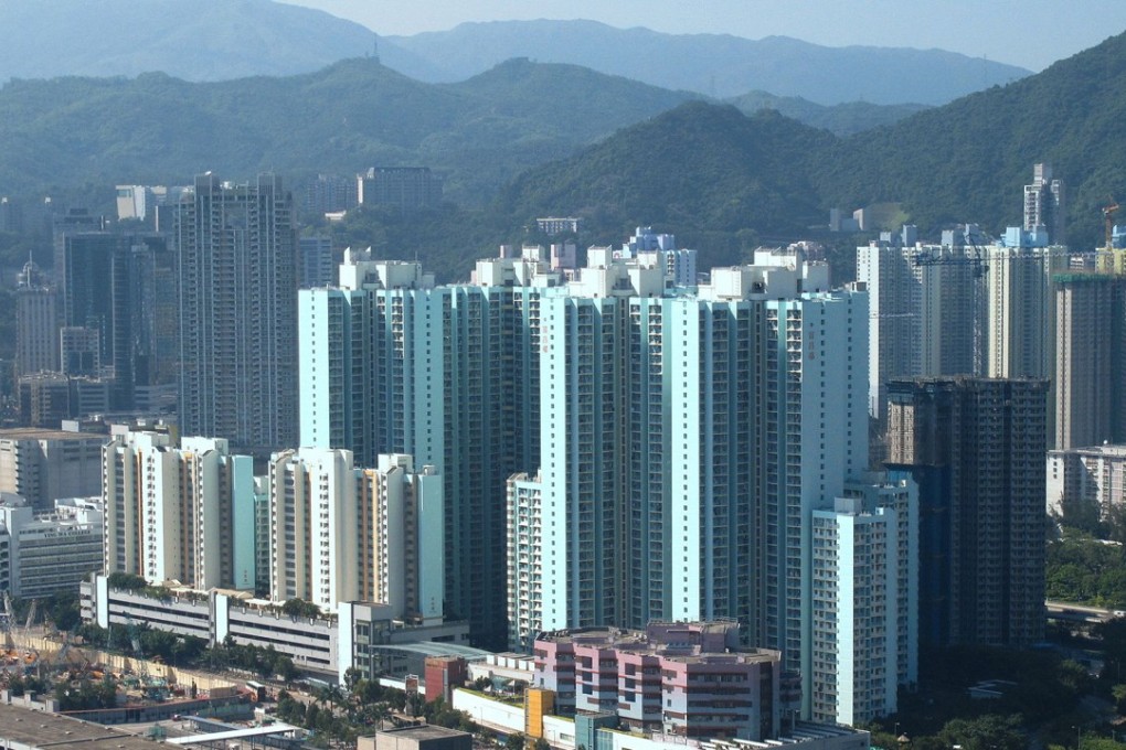 Hong Kong police investigate murder-suicide after man jumps from flat ...