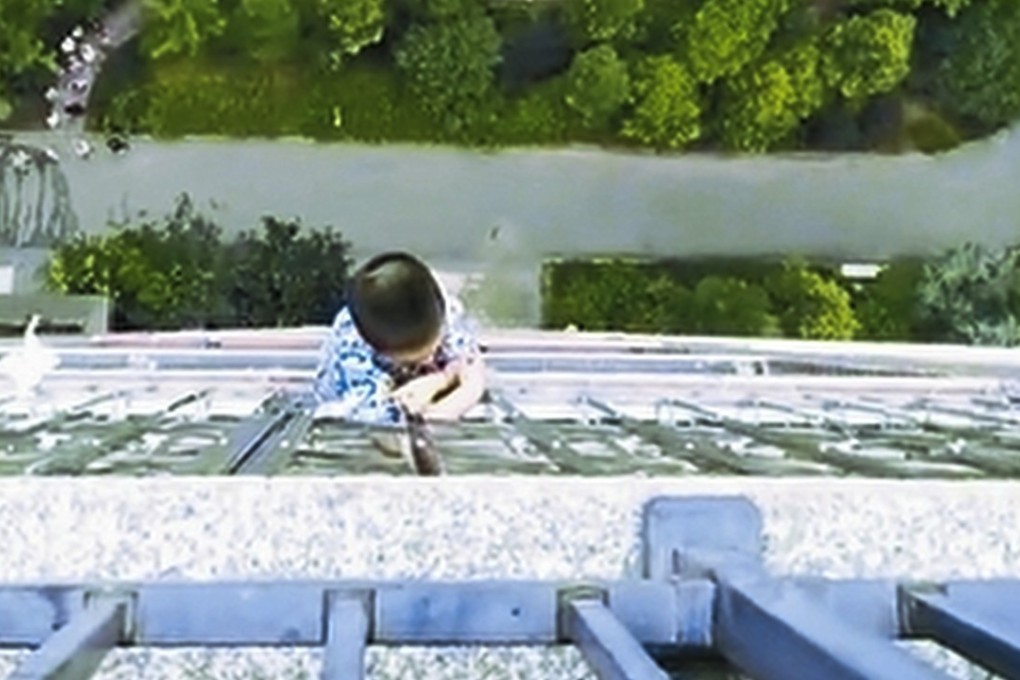Boy, 5, miraculously grabs hold of railings as he falls from 20th floor ...