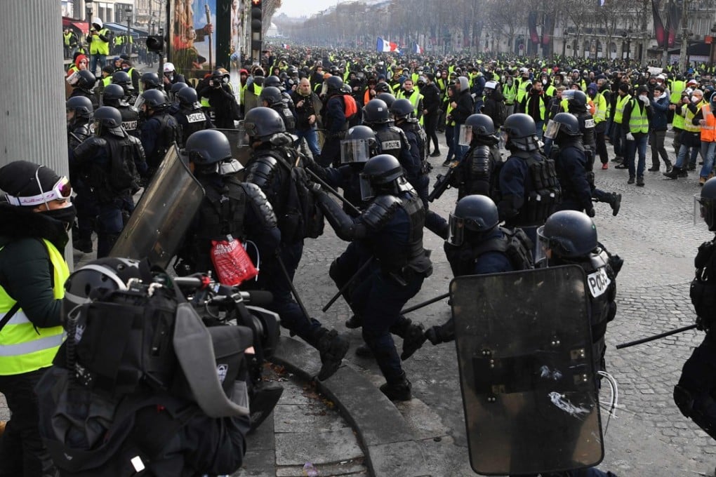 Police fire tear gas as they clash with ‘yellow vest’ protesters amid ...