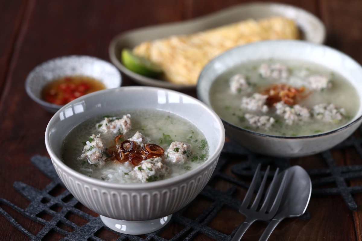 How to make Thai rice soup with meatballs, or khao tom moo sap ...