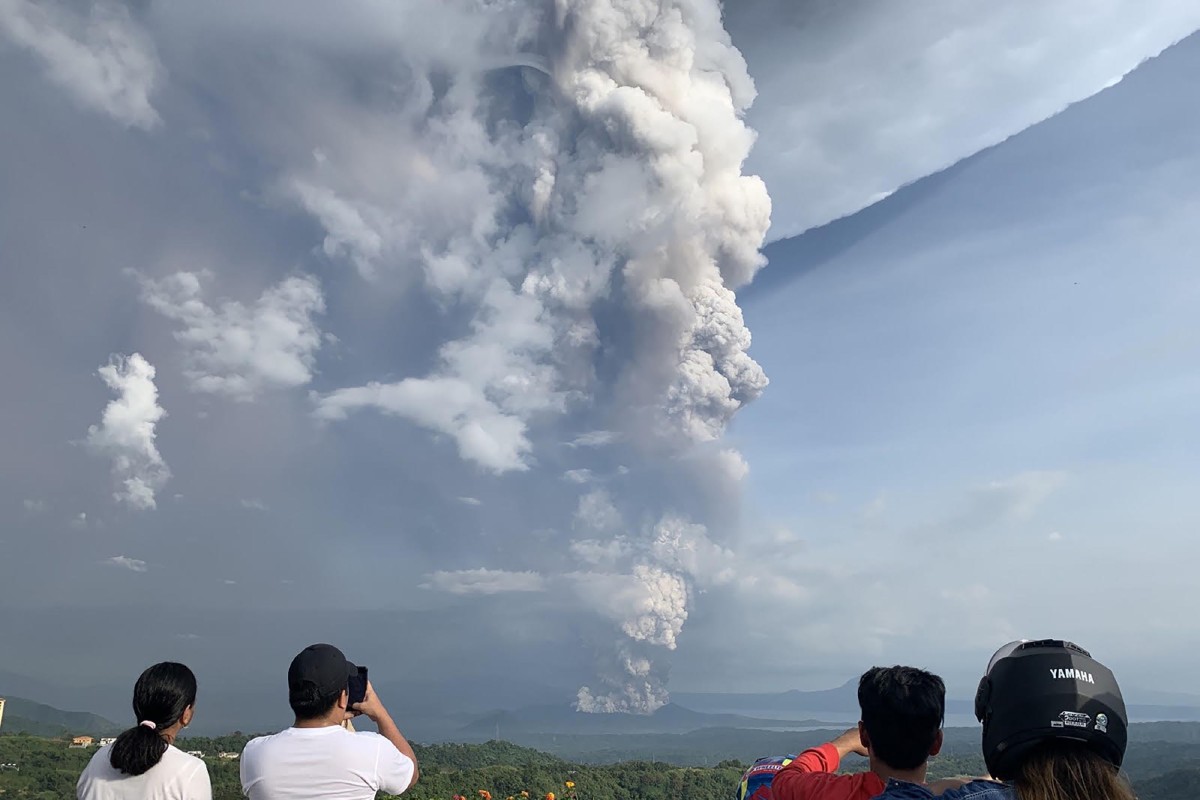 Manila airport suspends flights, thousands evacuate as Taal Volcano in Philippines spews ash ...