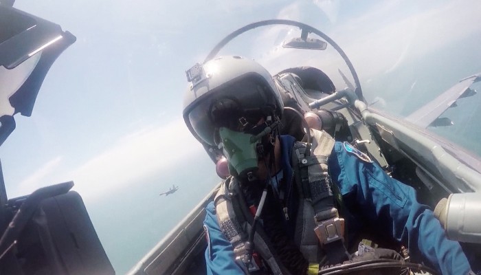 Chinese air force troops carry out air defence drill over the South ...