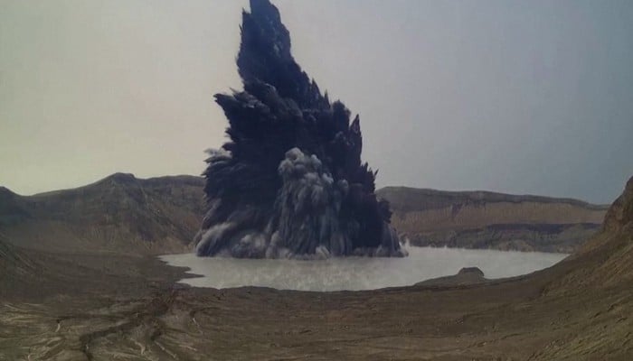 Dramatic eruption of Taal Volcano in the Philippines captured on camera ...
