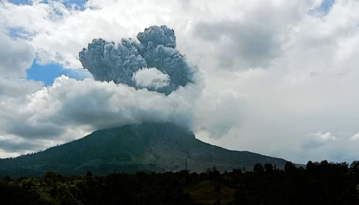 Eruption of Indonesia’s Mount Sinabung spews massive column of smoke ...