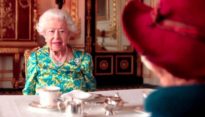 Queen Elizabeth joins Paddington Bear for tea to celebrate her Platinum ...