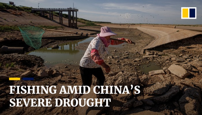 Villager fishes in drying pools at China’s biggest freshwater lake ...