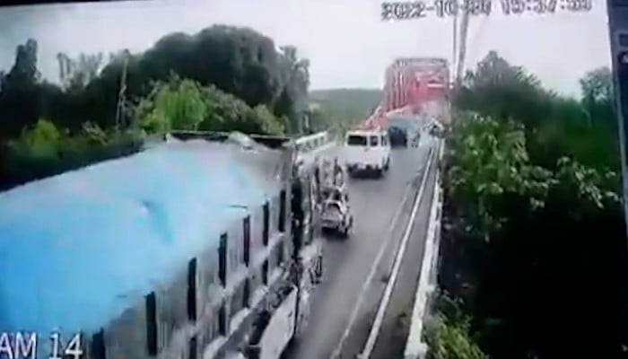 The moment a bridge in the Philippines collapsed, injuring 4 | South ...