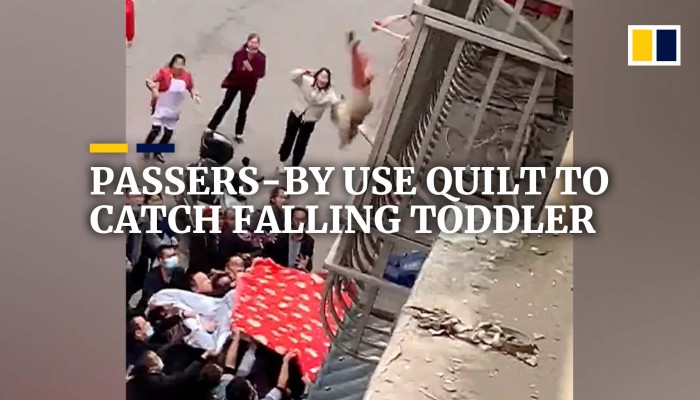 Passers-by use quilt to catch falling toddler in China | South China ...