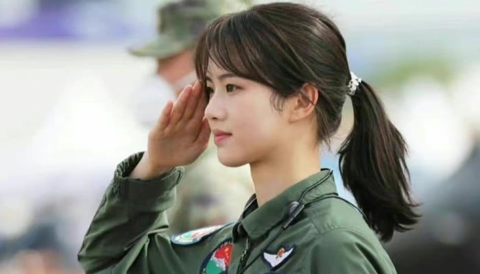 Female Chinese military pilot Xu Fengcan wows air show fans | South ...