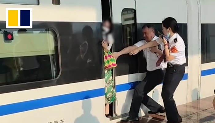 Woman getting off wrong train in China trapped by door | South China ...