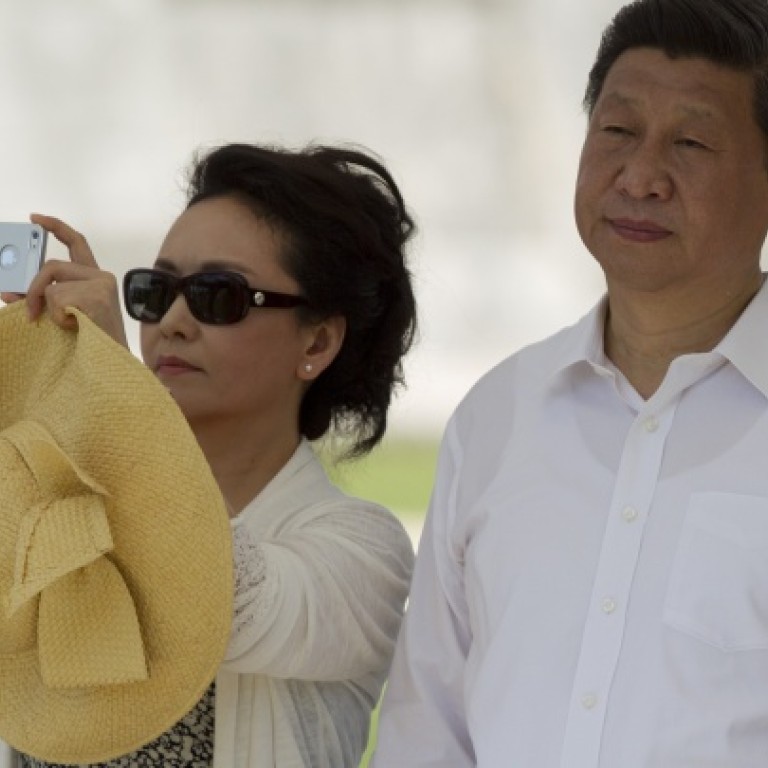 Opinion: Peng Liyuan snapped using an iPhone despite China's war of ...