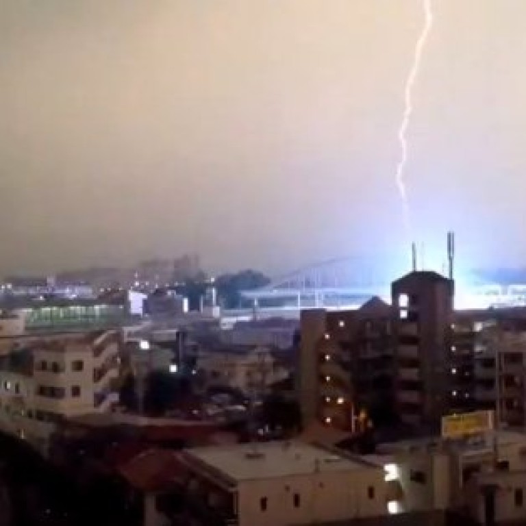Video: Moment lightning strikes moving Japanese passenger train | South ...