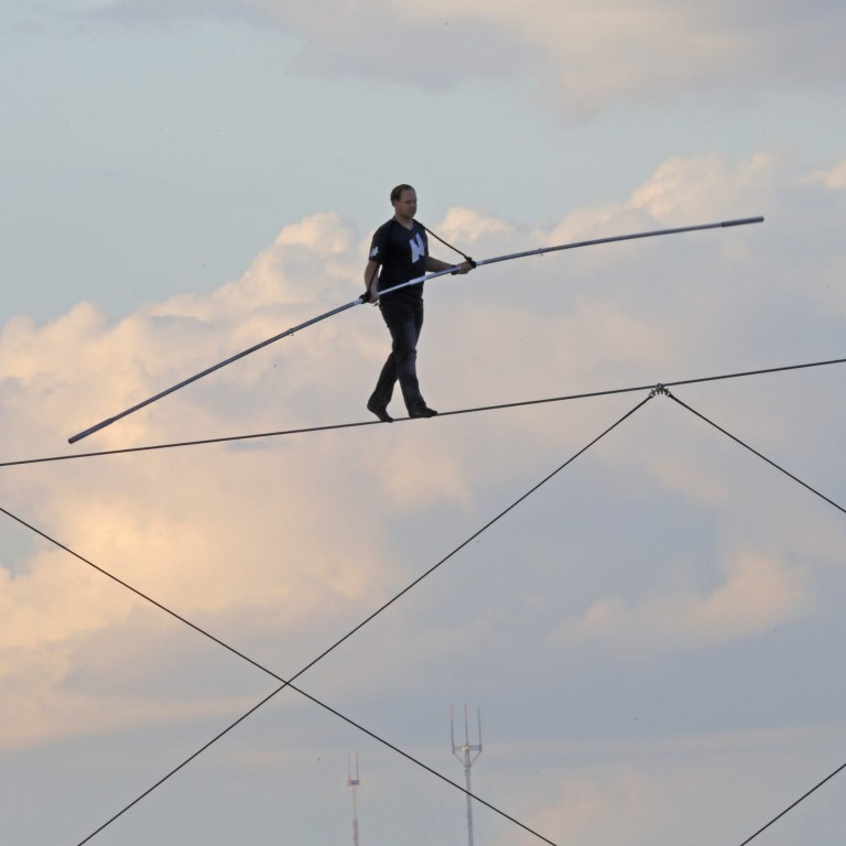 Daredevil Nik Wallenda completes his longest tightrope walk - 475 ...