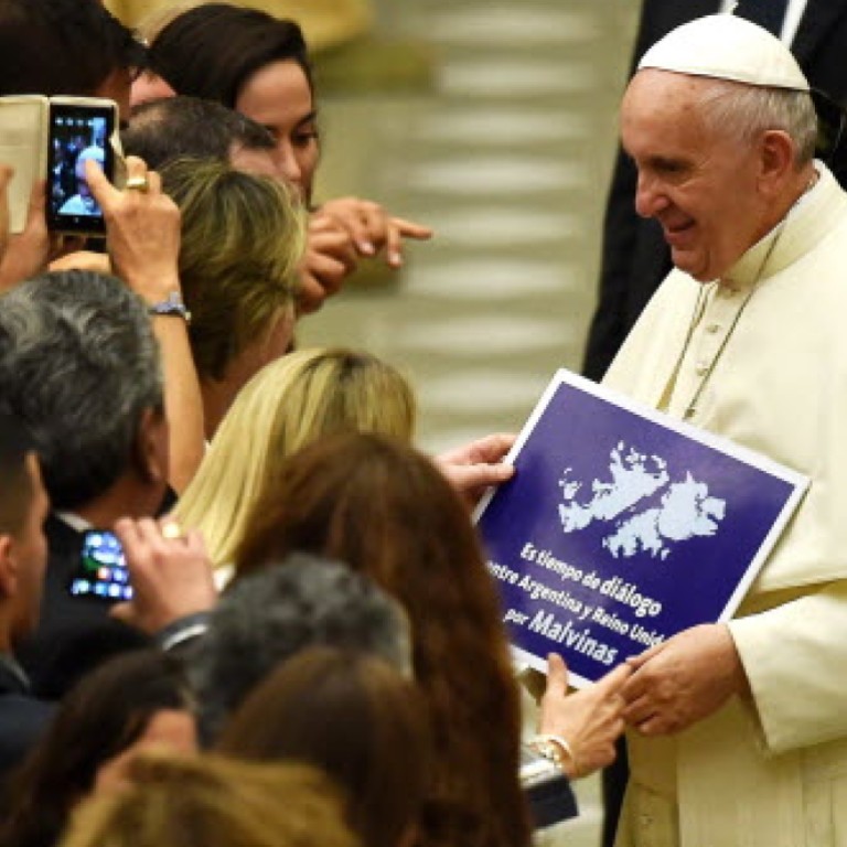 Moment Pope poses with placard calling for Britain and Argentina talks ...