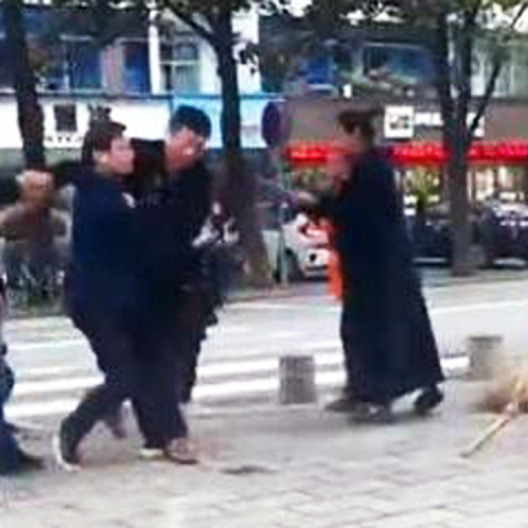 Suit-clad man pummels woman street sweeper on central China roadside ...