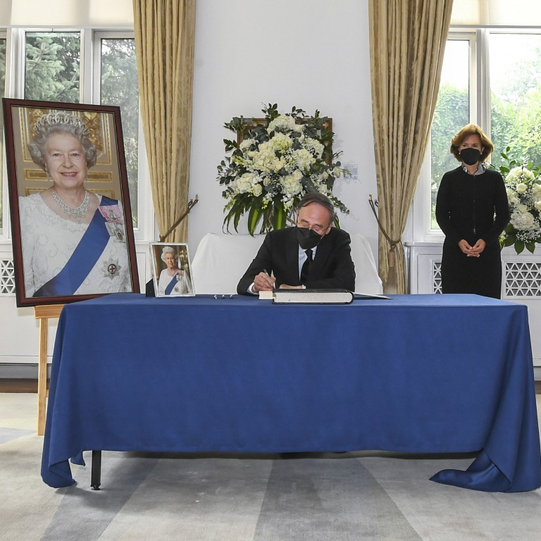 Chinese vice-president signs condolence book, lays wreaths for queen in ...