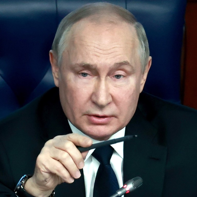 Vladimir Putin refuses to use internet and relies on physical documents ...